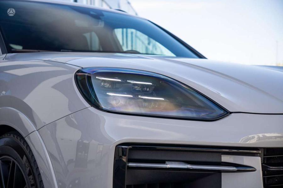 Grey Porsche Cayenne 2024 in Vilnius, with an engine capacity of 3.00 L and mileage of 90 thousand km for 91700 €, photo 42 on AUTOMOTO.COM.LV