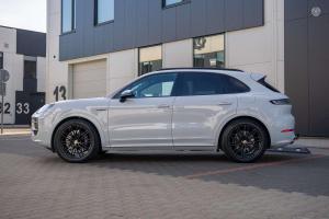 Grey Porsche Cayenne 2024 in Vilnius, with an engine capacity of 3.00 L and mileage of 90 thousand km for 91700 €, photo 43 on AUTOMOTO.COM.LV