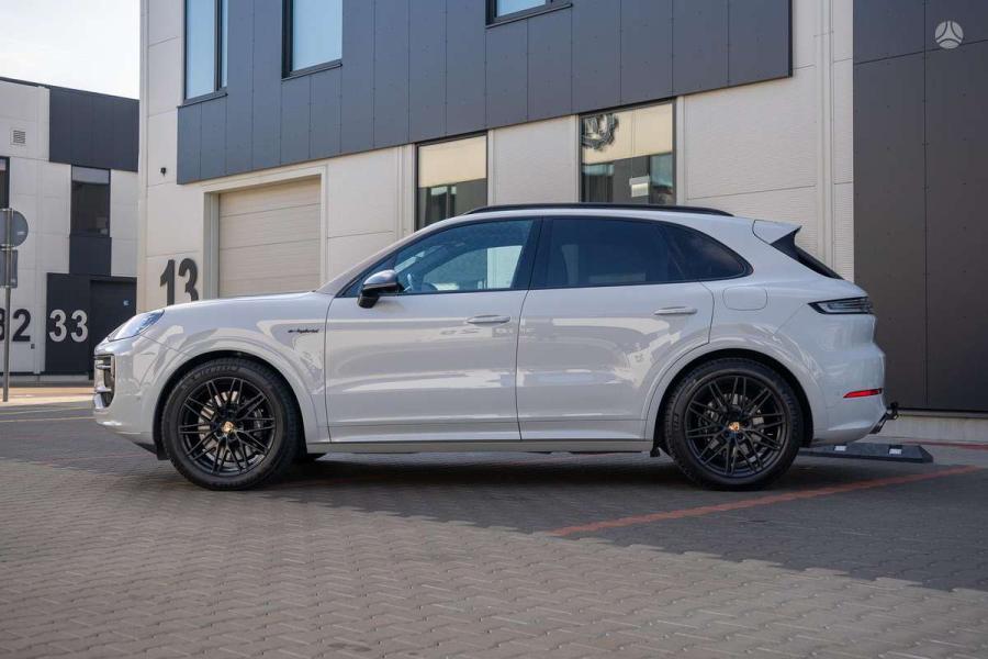Grey Porsche Cayenne 2024 in Vilnius, with an engine capacity of 3.00 L and mileage of 90 thousand km for 91700 €, photo 43 on AUTOMOTO.COM.LV