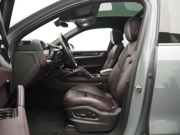 Grey Porsche Cayenne 2024 in Vilnius, with an engine capacity of 2.99 L and mileage of 63 thousand km for 99500 €, photo 9 on AUTOMOTO.COM.LV