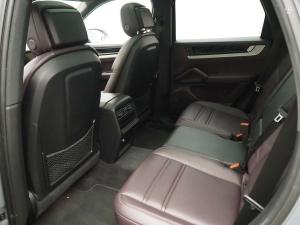 Pelēks Porsche Cayenne 2024 Viļņa, ar dzinēja tilpumu 2.99 L un nobraukumu 63 tūkst. km par 99500 €, foto 17 vietnē AUTOMOTO.COM.LV