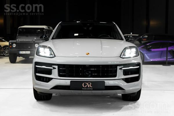 Порше Каен 2024 в Рига на AUTOMOTO.COM.LV Серый Порше Каен 2024 в Рига, объемом двигателя 3.00 л и пробегом 53 тыс. км за 110000 €, фото 3 на AUTOMOTO.COM.LV