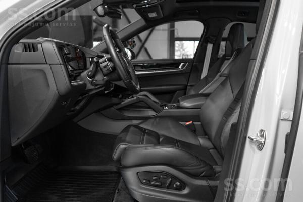 Порше Каен 2024 в Рига на AUTOMOTO.COM.LV Серый Порше Каен 2024 в Рига, объемом двигателя 3.00 л и пробегом 53 тыс. км за 110000 €, фото 9 на AUTOMOTO.COM.LV