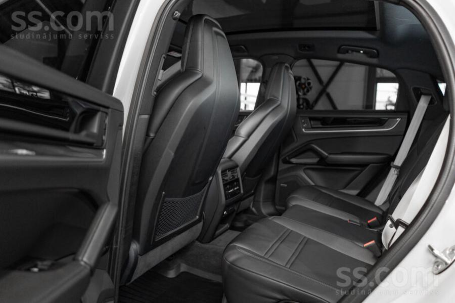Pelēks Porsche Cayenne 2024 Rīga, ar dzinēja tilpumu 3.00 L un nobraukumu 53 tūkst. km par 110000 €, foto 14 vietnē AUTOMOTO.COM.LV