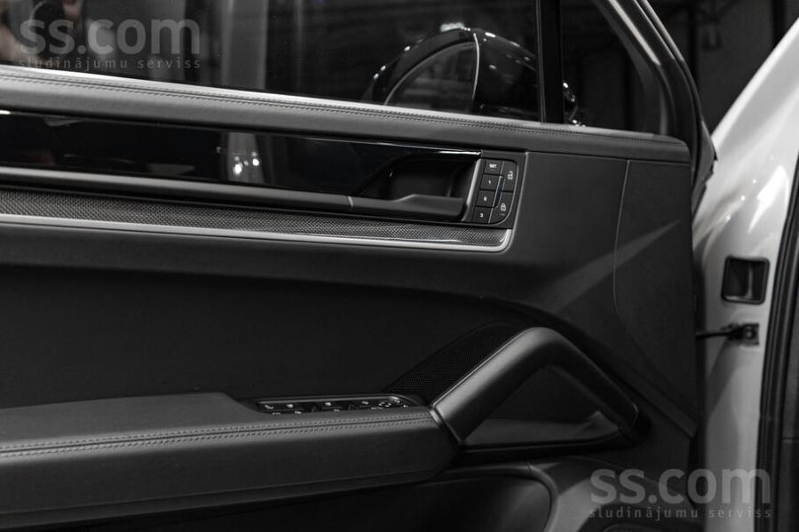 Pelēks Porsche Cayenne 2024 Rīga, ar dzinēja tilpumu 3.00 L un nobraukumu 53 tūkst. km par 110000 €, foto 16 vietnē AUTOMOTO.COM.LV