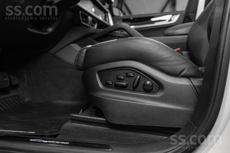 Pelēks Porsche Cayenne 2024 Rīga, ar dzinēja tilpumu 3.00 L un nobraukumu 53 tūkst. km par 110000 €, foto 20 vietnē AUTOMOTO.COM.LV