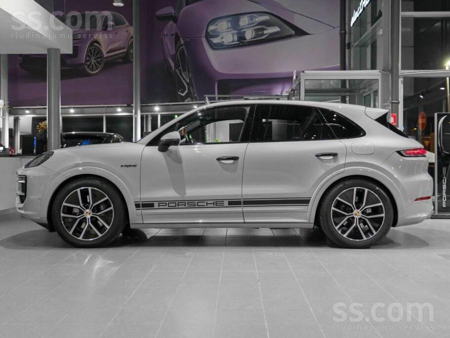 Pelēks Porsche Cayenne 2025 Rīga, ar dzinēja tilpumu 3.00 L un nobraukumu 8 tūkst. km par 105900 €, foto 2 vietnē AUTOMOTO.COM.LV