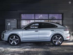 Grey Porsche Cayenne 2025 in Vilnius, with an engine capacity of 3.00 L and mileage of 2 thousand km for 132925 €, photo 2 on AUTOMOTO.COM.LV