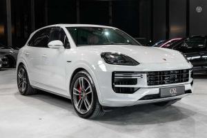 Grey Porsche Cayenne 2025 in Riga, with an engine capacity of 4.00 L and mileage of 24 thousand km for 169900 €, photo 4 on AUTOMOTO.COM.LV