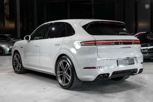 Grey Porsche Cayenne 2025 in Riga, with an engine capacity of 4.00 L and mileage of 24 thousand km for 169900 €, photo 7 on AUTOMOTO.COM.LV