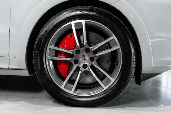 Pelēks Porsche Cayenne 2025 Rīga, ar dzinēja tilpumu 4.00 L un nobraukumu 24 tūkst. km par 169900 €, foto 7 vietnē AUTOMOTO.COM.LV