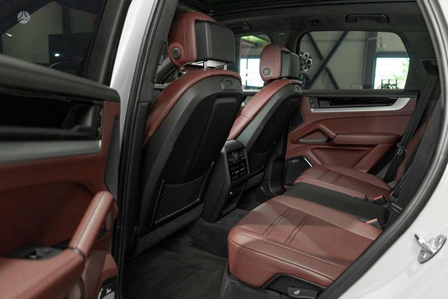 Grey Porsche Cayenne 2025 in Riga, with an engine capacity of 4.00 L and mileage of 24 thousand km for 169900 €, photo 14 on AUTOMOTO.COM.LV