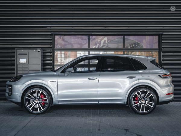 Pelēks Porsche Cayenne 2025 Viļņa, ar dzinēja tilpumu 3.00 L un nobraukumu 6 tūkst. km par 119509 €, foto 2 vietnē AUTOMOTO.COM.LV