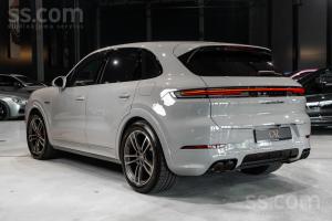 Grey Porsche Cayenne 2025 in Riga, with an engine capacity of 4.00 L and mileage of 24 thousand km for 147000 €, photo 7 on AUTOMOTO.COM.LV