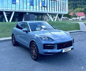 Grey Porsche Cayenne 2025 in Vilnius, with an engine capacity of 3.00 L and mileage of 7 thousand km for 95500 €, photo 4 on AUTOMOTO.COM.LV