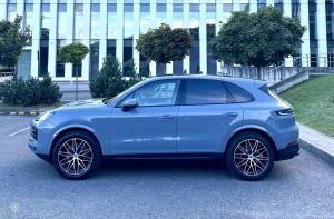 Grey Porsche Cayenne 2025 in Vilnius, with an engine capacity of 3.00 L and mileage of 7 thousand km for 95500 €, photo 5 on AUTOMOTO.COM.LV