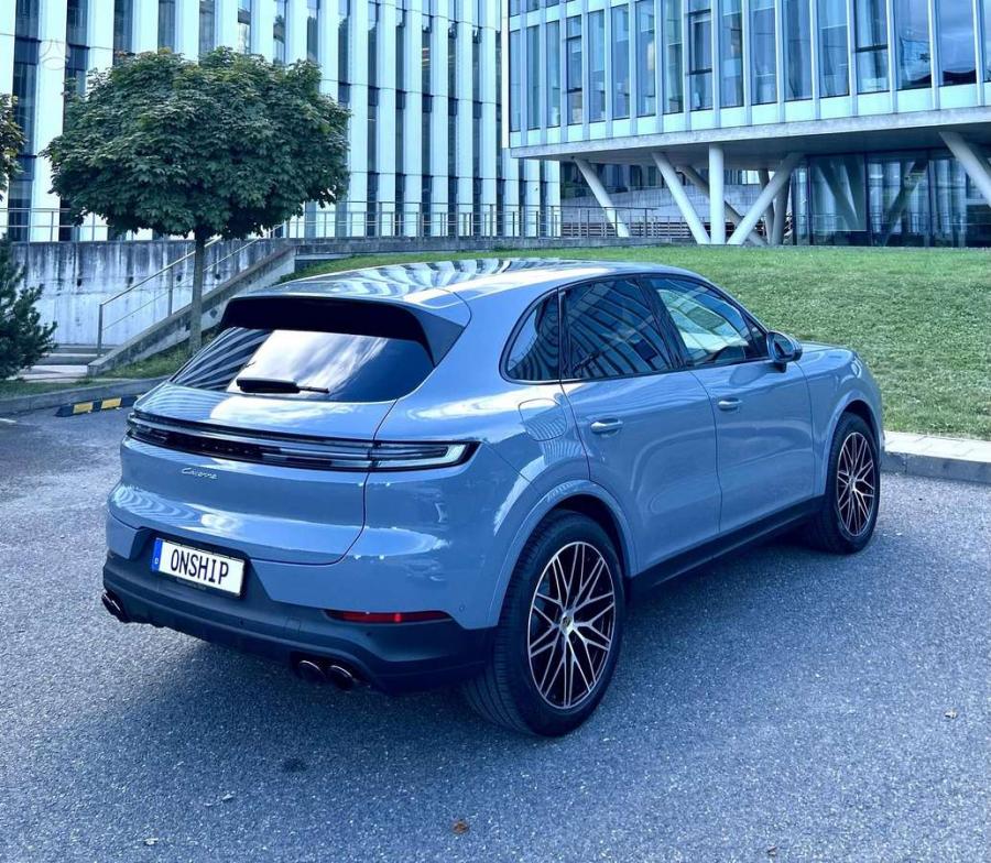 Grey Porsche Cayenne 2025 in Vilnius, with an engine capacity of 3.00 L and mileage of 7 thousand km for 95500 €, photo 8 on AUTOMOTO.COM.LV