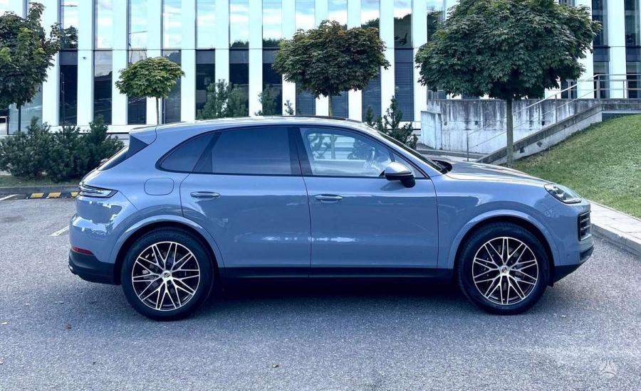 Grey Porsche Cayenne 2025 in Vilnius, with an engine capacity of 3.00 L and mileage of 7 thousand km for 95500 €, photo 9 on AUTOMOTO.COM.LV