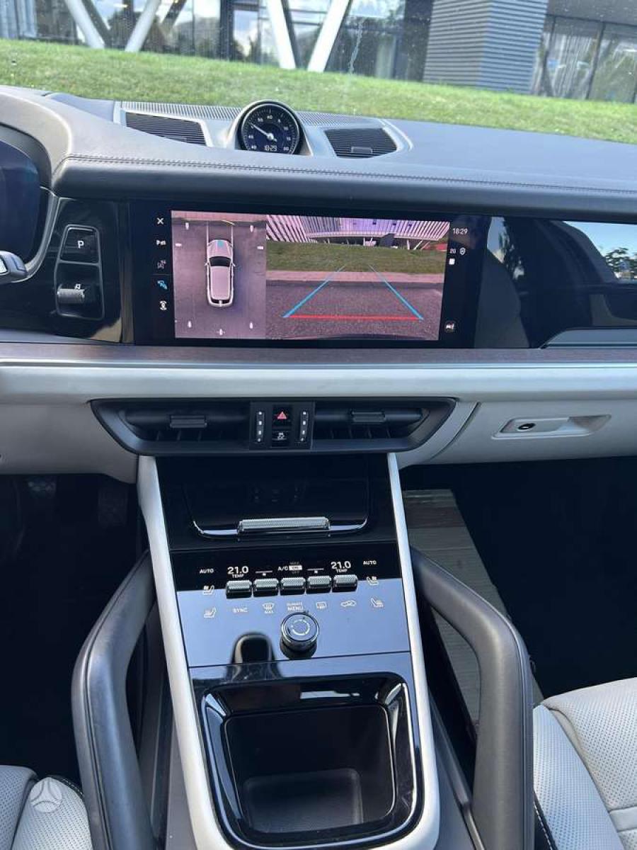 Grey Porsche Cayenne 2025 in Vilnius, with an engine capacity of 3.00 L and mileage of 7 thousand km for 95500 €, photo 16 on AUTOMOTO.COM.LV