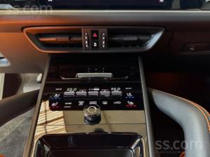 Pelēks Porsche Cayenne 2025 Rīga, ar dzinēja tilpumu 3.00 L un nobraukumu 33 tūkst. km par 120900 €, foto 9 vietnē AUTOMOTO.COM.LV