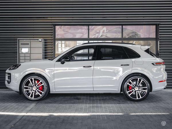 Pelēks Porsche Cayenne 2026 Viļņa, ar dzinēja tilpumu 3.00 L un nobraukumu 3 tūkst. km par 149023 €, foto 2 vietnē AUTOMOTO.COM.LV