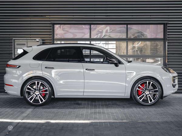 Pelēks Porsche Cayenne 2026 Viļņa, ar dzinēja tilpumu 3.00 L un nobraukumu 3 tūkst. km par 149023 €, foto 6 vietnē AUTOMOTO.COM.LV
