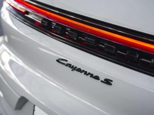 Pelēks Porsche Cayenne 2026 Viļņa, ar dzinēja tilpumu 3.00 L un nobraukumu 3 tūkst. km par 149023 €, foto 20 vietnē AUTOMOTO.COM.LV