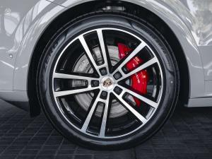 Pelēks Porsche Cayenne 2026 Viļņa, ar dzinēja tilpumu 3.00 L un nobraukumu 3 tūkst. km par 149023 €, foto 23 vietnē AUTOMOTO.COM.LV