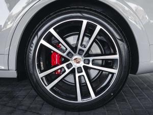 Pelēks Porsche Cayenne 2026 Viļņa, ar dzinēja tilpumu 3.00 L un nobraukumu 3 tūkst. km par 149023 €, foto 24 vietnē AUTOMOTO.COM.LV