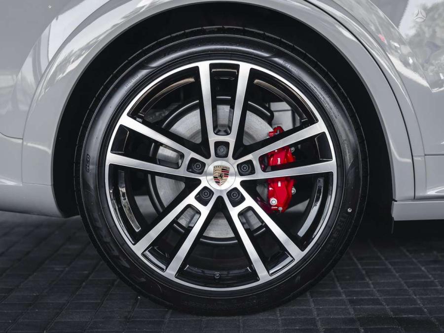 Pelēks Porsche Cayenne 2026 Viļņa, ar dzinēja tilpumu 3.00 L un nobraukumu 3 tūkst. km par 149023 €, foto 26 vietnē AUTOMOTO.COM.LV