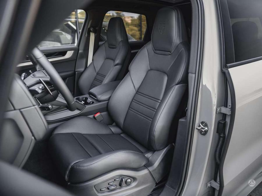 Pelēks Porsche Cayenne 2026 Viļņa, ar dzinēja tilpumu 3.00 L un nobraukumu 3 tūkst. km par 149023 €, foto 28 vietnē AUTOMOTO.COM.LV