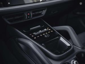 Pelēks Porsche Cayenne 2026 Viļņa, ar dzinēja tilpumu 3.00 L un nobraukumu 3 tūkst. km par 149023 €, foto 38 vietnē AUTOMOTO.COM.LV