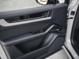 Pelēks Porsche Cayenne 2026 Viļņa, ar dzinēja tilpumu 3.00 L un nobraukumu 3 tūkst. km par 149023 €, foto 39 vietnē AUTOMOTO.COM.LV