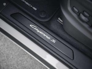 Pelēks Porsche Cayenne 2026 Viļņa, ar dzinēja tilpumu 3.00 L un nobraukumu 3 tūkst. km par 149023 €, foto 41 vietnē AUTOMOTO.COM.LV