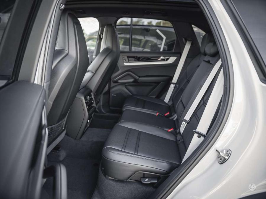 Pelēks Porsche Cayenne 2026 Viļņa, ar dzinēja tilpumu 3.00 L un nobraukumu 3 tūkst. km par 149023 €, foto 43 vietnē AUTOMOTO.COM.LV