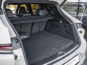 Pelēks Porsche Cayenne 2026 Viļņa, ar dzinēja tilpumu 3.00 L un nobraukumu 3 tūkst. km par 149023 €, foto 45 vietnē AUTOMOTO.COM.LV