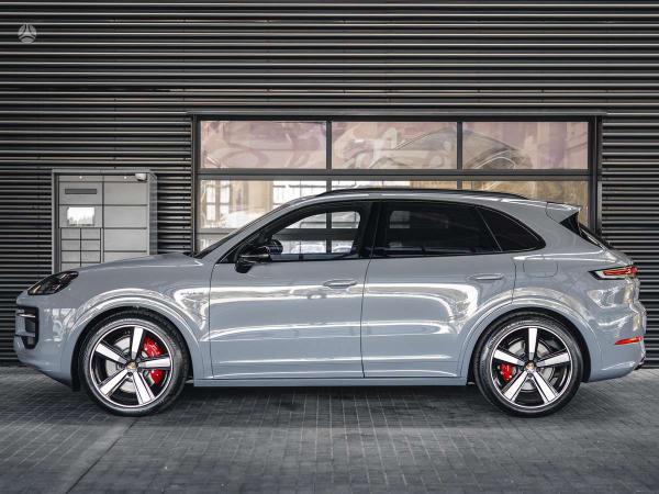 Grey Porsche Cayenne 2026 in Vilnius, with an engine capacity of 3.00 L and mileage of 3 thousand km for 142340 €, photo 3 on AUTOMOTO.COM.LV