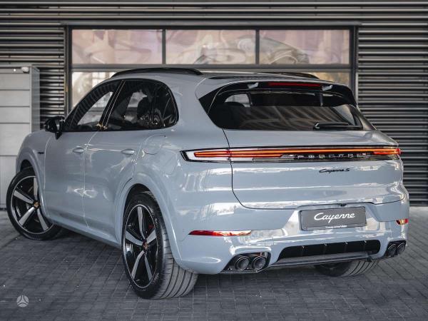 Grey Porsche Cayenne 2026 in Vilnius, with an engine capacity of 3.00 L and mileage of 3 thousand km for 142340 €, photo 4 on AUTOMOTO.COM.LV