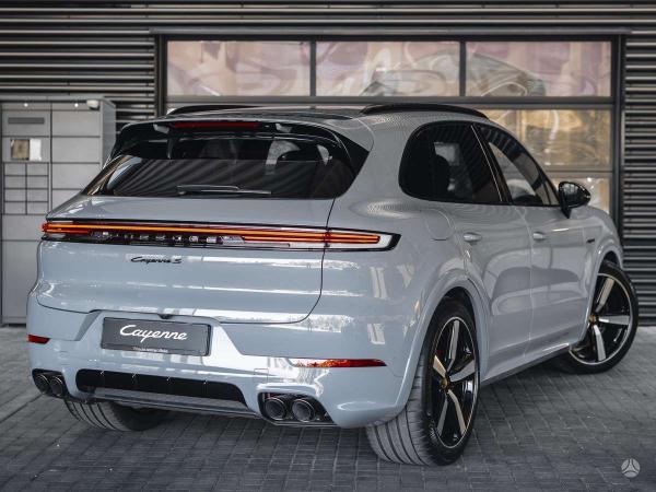 Grey Porsche Cayenne 2026 in Vilnius, with an engine capacity of 3.00 L and mileage of 3 thousand km for 142340 €, photo 6 on AUTOMOTO.COM.LV