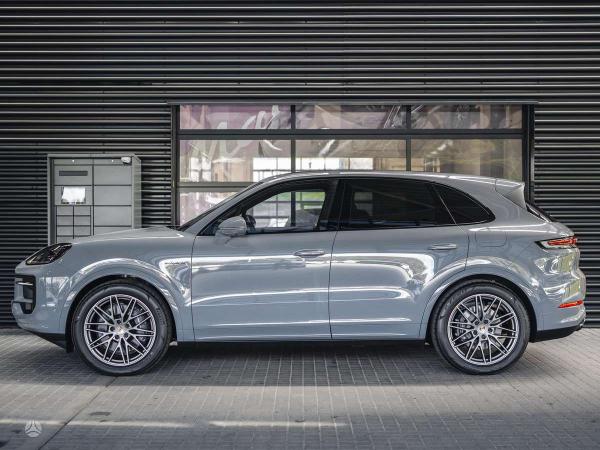 Grey Porsche Cayenne 2026 in Vilnius, with an engine capacity of 3.00 L and mileage of 3 thousand km for 128550 €, photo 3 on AUTOMOTO.COM.LV