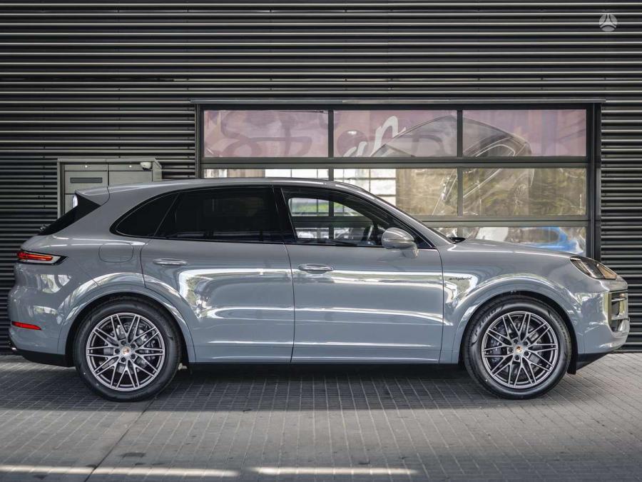 Pelēks Porsche Cayenne 2026 Viļņa, ar dzinēja tilpumu 3.00 L un nobraukumu 3 tūkst. km par 128550 €, foto 7 vietnē AUTOMOTO.COM.LV