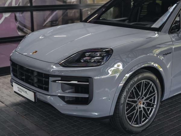 Grey Porsche Cayenne 2026 in Vilnius, with an engine capacity of 3.00 L and mileage of 3 thousand km for 128550 €, photo 11 on AUTOMOTO.COM.LV