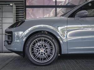 Pelēks Porsche Cayenne 2026 Viļņa, ar dzinēja tilpumu 3.00 L un nobraukumu 3 tūkst. km par 128550 €, foto 20 vietnē AUTOMOTO.COM.LV