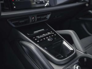 Pelēks Porsche Cayenne 2026 Viļņa, ar dzinēja tilpumu 3.00 L un nobraukumu 3 tūkst. km par 128550 €, foto 34 vietnē AUTOMOTO.COM.LV