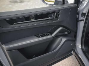Pelēks Porsche Cayenne 2026 Viļņa, ar dzinēja tilpumu 3.00 L un nobraukumu 3 tūkst. km par 128550 €, foto 36 vietnē AUTOMOTO.COM.LV