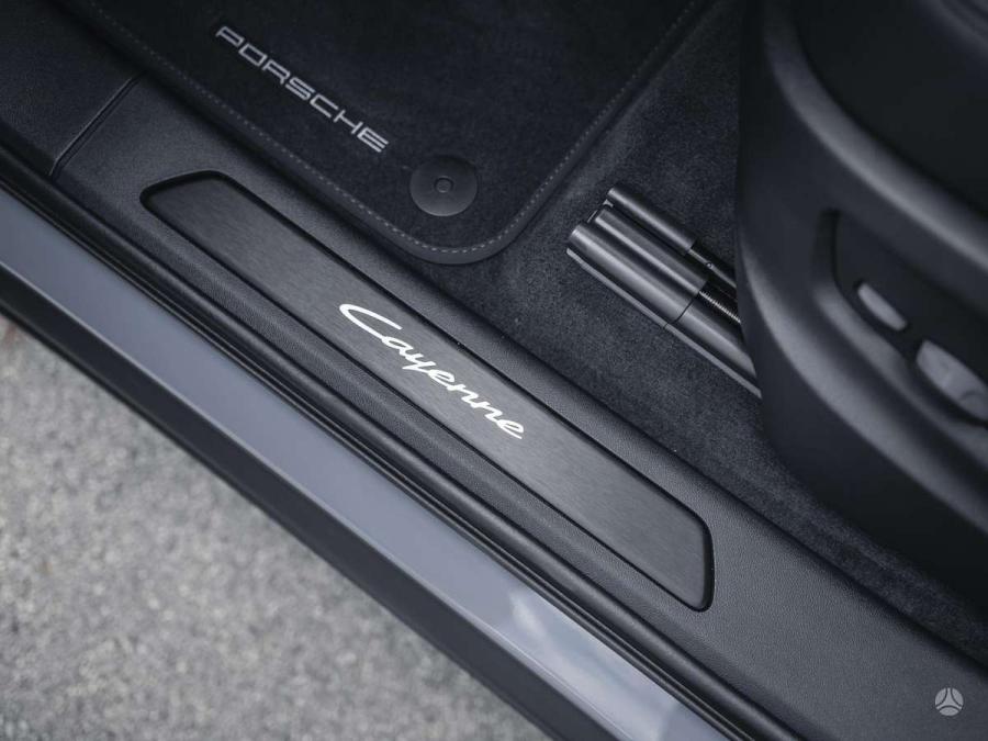 Pelēks Porsche Cayenne 2026 Viļņa, ar dzinēja tilpumu 3.00 L un nobraukumu 3 tūkst. km par 128550 €, foto 38 vietnē AUTOMOTO.COM.LV