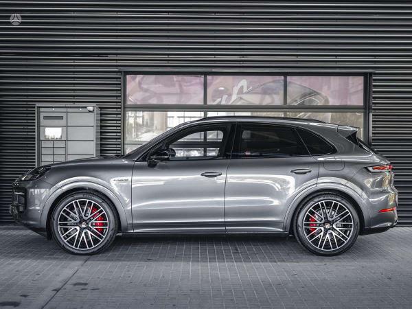 Grey Porsche Cayenne 2026 in Vilnius, with an engine capacity of 3.00 L and mileage of 3 thousand km for 136323 €, photo 3 on AUTOMOTO.COM.LV