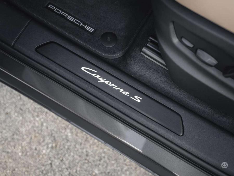Pelēks Porsche Cayenne 2026 Viļņa, ar dzinēja tilpumu 3.00 L un nobraukumu 3 tūkst. km par 136323 €, foto 38 vietnē AUTOMOTO.COM.LV