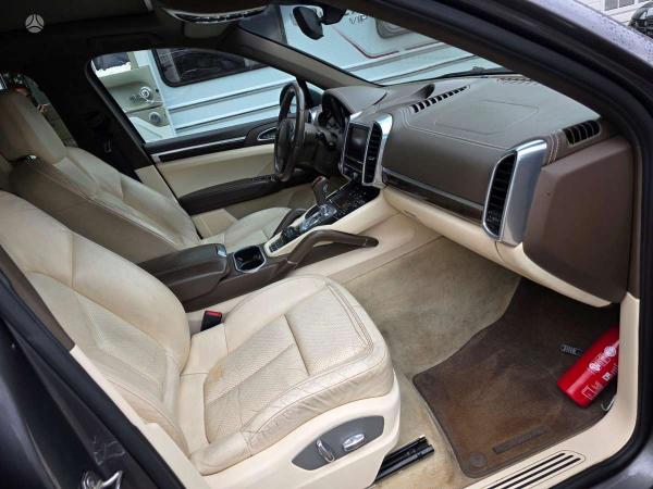 Pelēks Porsche Cayenne 2013 Kauņa, ar dzinēja tilpumu 3.00 L un nobraukumu 280 tūkst. km par 7900 €, foto 7 vietnē AUTOMOTO.COM.LV