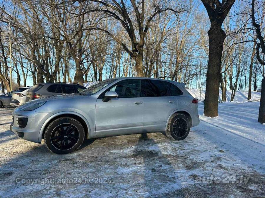 Grey Porsche Cayenne 2017 in Tallinn, with an engine capacity of 3.00 L and mileage of 146 thousand km for 33000 €, photo 4 on AUTOMOTO.COM.LV